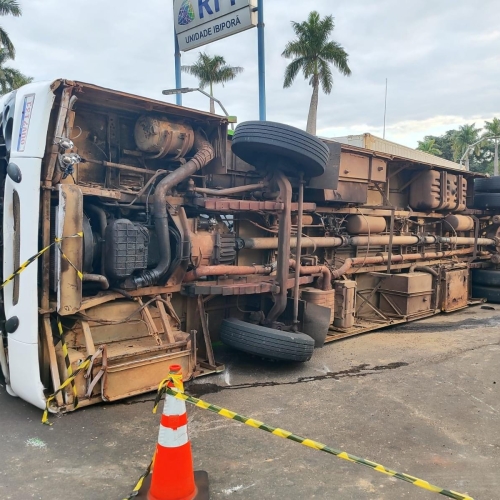 HOMEM MORRE E 24 PESSOAS FICAM FERIDAS EM ACIDENTE NA PR-090, EM IBIPORÃ | Londrina News